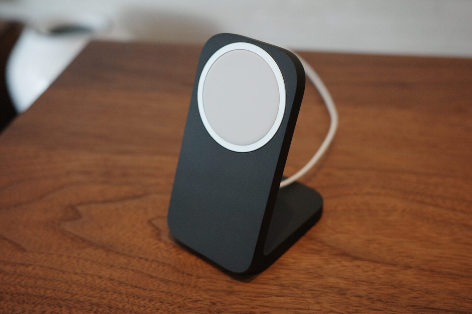 NOMAD MagSafe Mount Stand をレビュー。ミニマルなMagSafe充電スタンド。